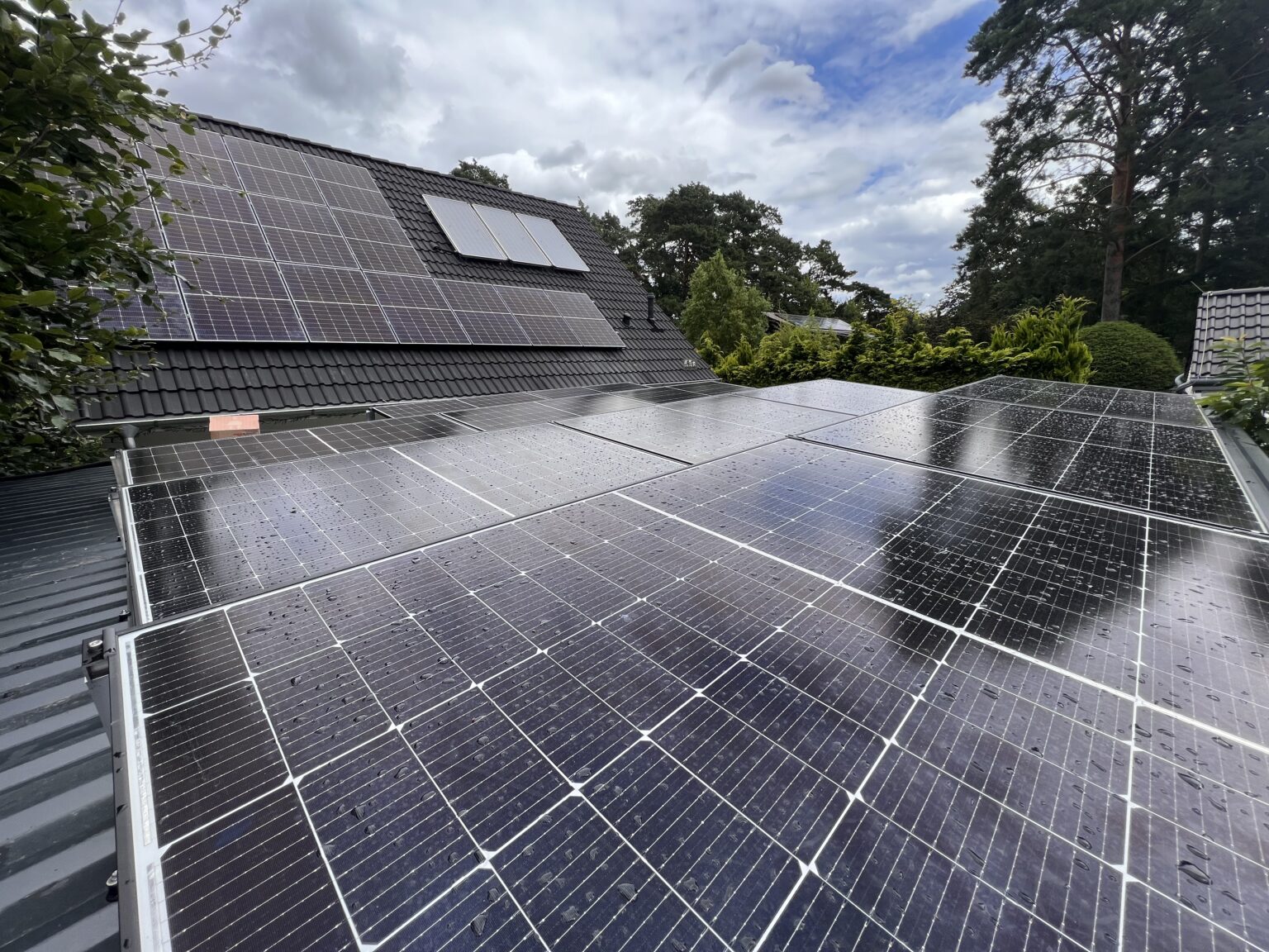 Düsseldorf, Privat: 16,8 kWp + 12 kWh - Montanox - Photovoltaik Montage und Installation